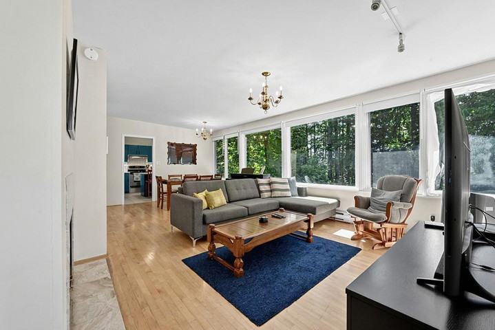 Bright And Spacious Upper Level House, Great Area - West Vancouver