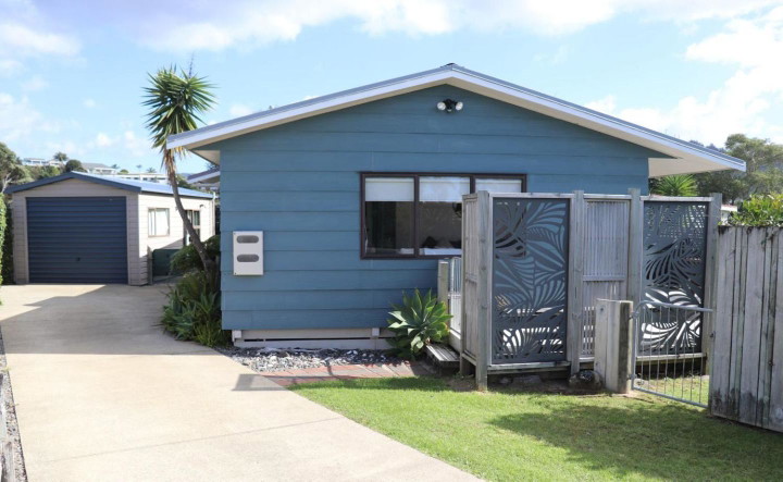 The Blue Beach Bach - Whangamatā