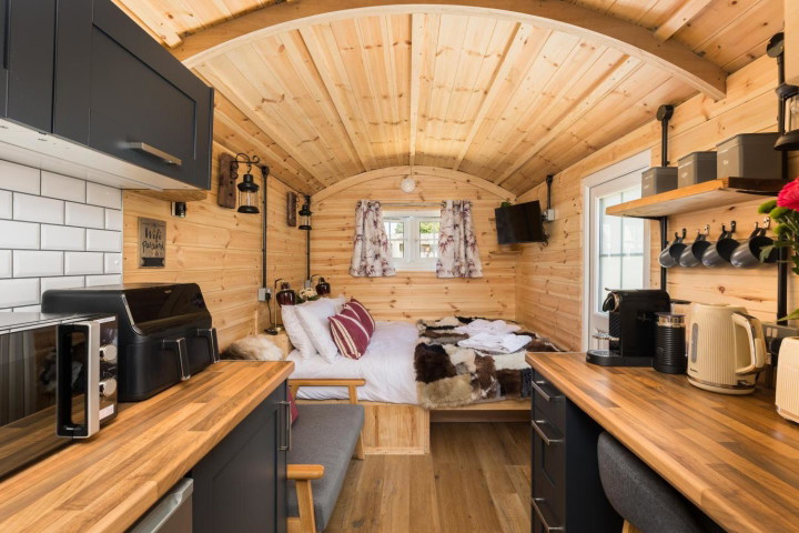 New Chic Shepherds Hut In Bourton On The Water - Gloucestershire