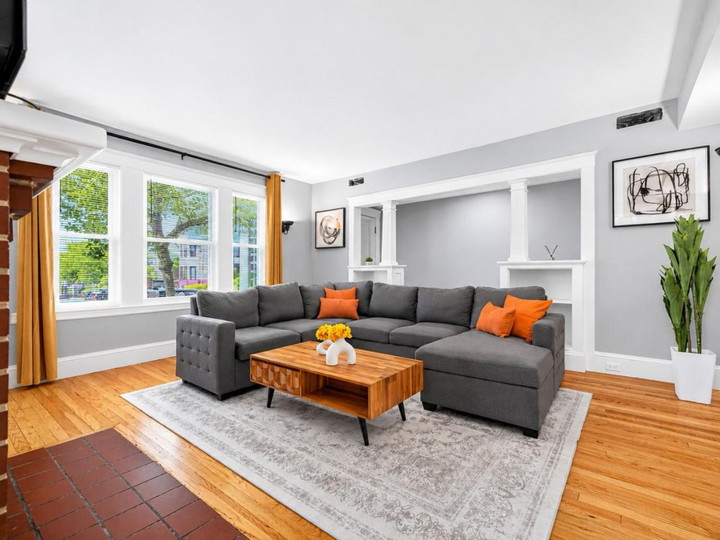 Allston 5br | Sleeps 12 + Dedicated Parking - Boston, MA