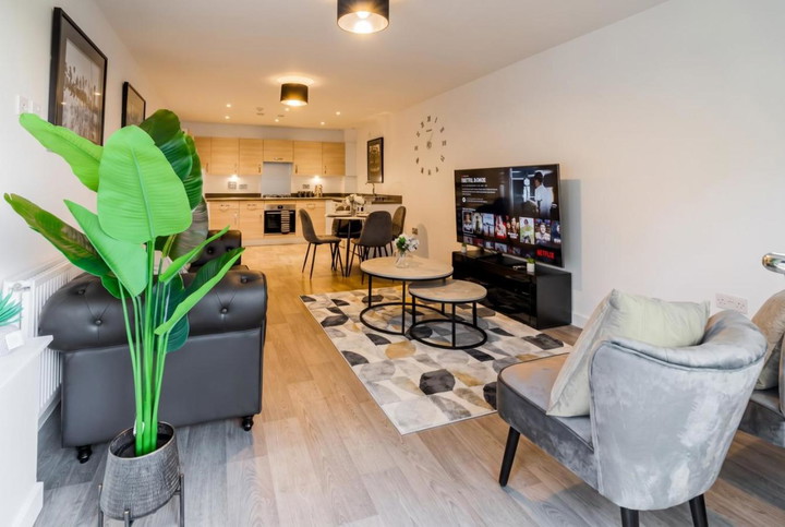 2-bed Chatham Maritime Flat, Parking & Wine Cooler - Gillingham