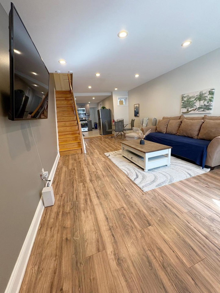 Modern 2 Bedrm Spacious Home-university City-free Parking! - 