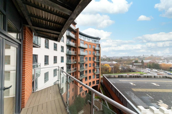 The Waterside Retreat At Montague - Leeds City Centre - Riverside Living - City Views - Sleeps 4 - Balcony - Free Parking - Free Wi-fi - Leeds