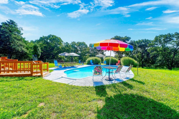Pool, Large Porch! Country Home Near Roaring River - Beaver Lake, AR