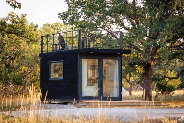 New! Luxury Shipping Container The Desert Escape - Fredericksburg, TX