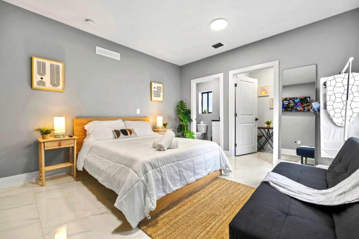 Comfy Studio W Essentials Near Airport - Miami, FL