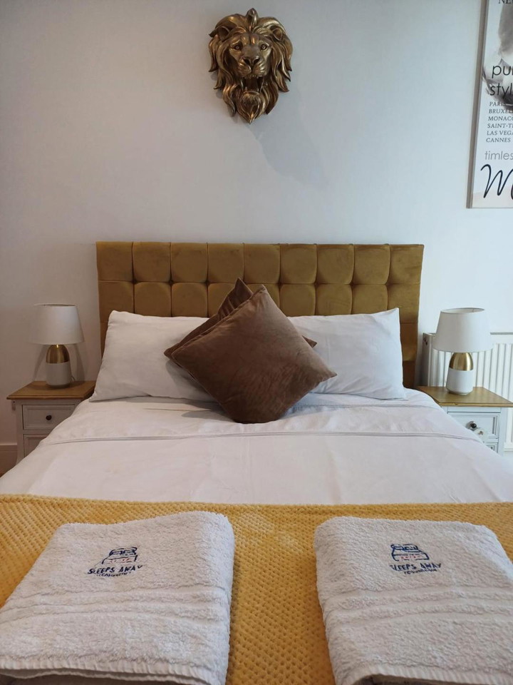 Bagshot High Street Shops & Restaurants On Doorstep Ground Floor Sleeps 4 Free & Permit Parking Near Pennyhill Spa Ascot Races Wentworth Golf Longcross Film Studios - Bracknell