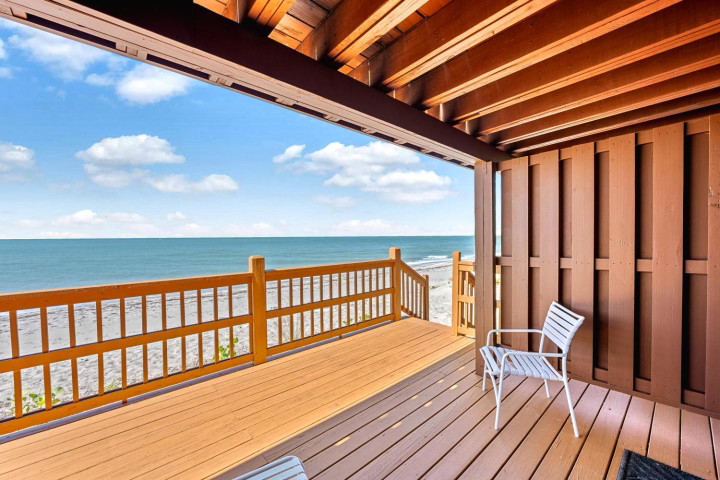 Gulf Front Escape On The Beach With Shared Sunset Deck & Pool - Englewood, FL