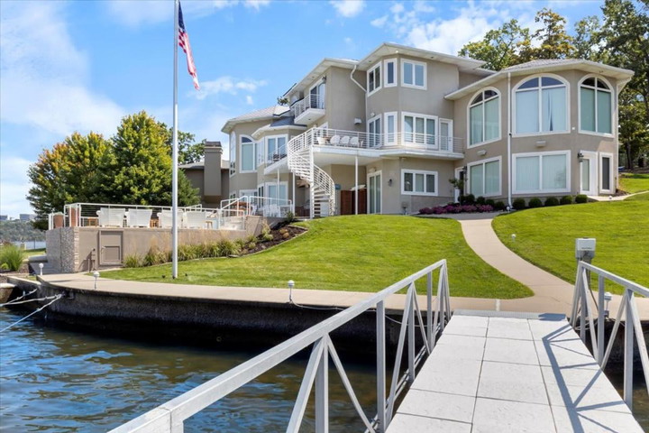 Lakeside Lux Where Every Luxury Awaits - États-Unis