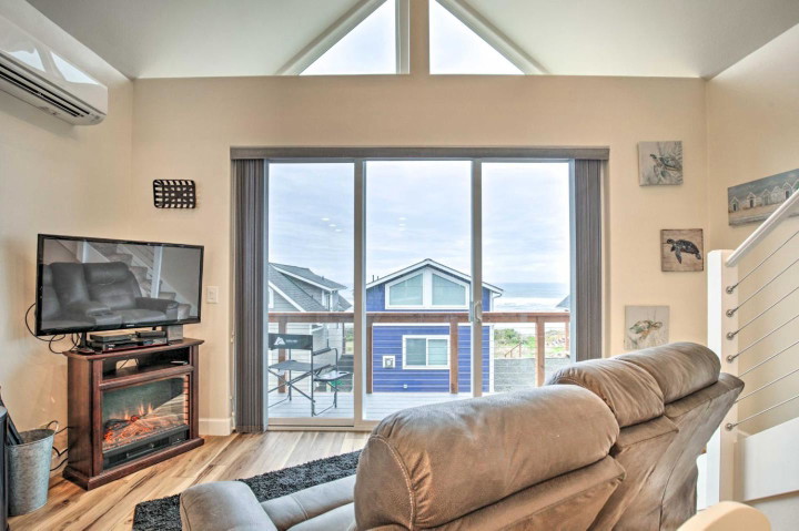 Peaceful Fall Escape: Oregon Home W/ Ocean View - Yachats, OR