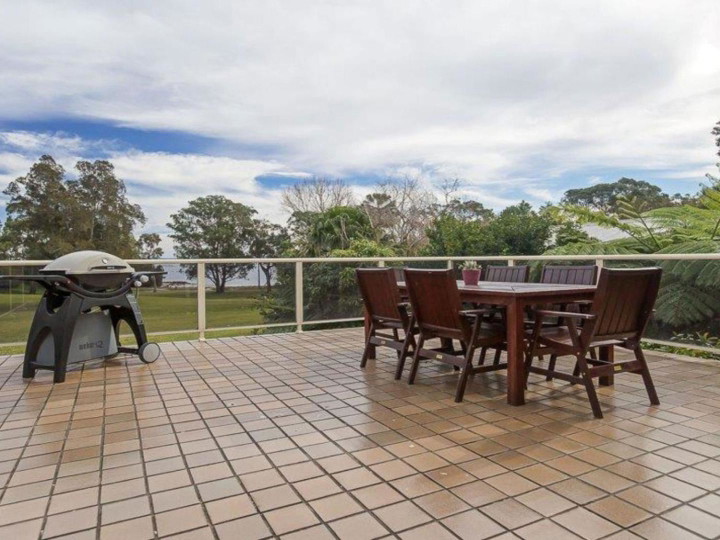 Castaways Beachfront House - Salamander Bay
