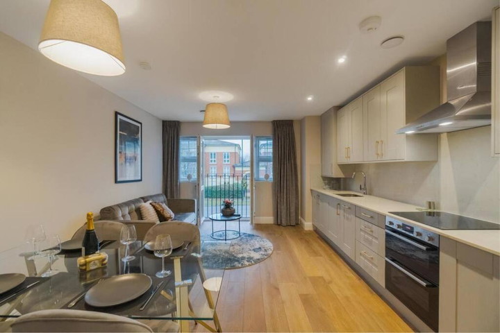 Modern 2 Bed Apartment - Allocated Parking - By Tempstay - 斯勞