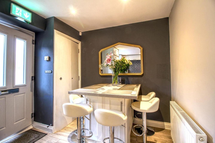 6 Dbl Bed, Central Huddersfield House Inc Parking - Derbyshire