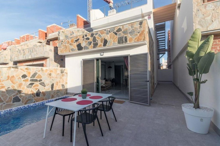 Luxury 3 Bed, 2 Bath Detached Villa, Prime Location, Only 400 Mtrs To The Beach - Los Alcázares