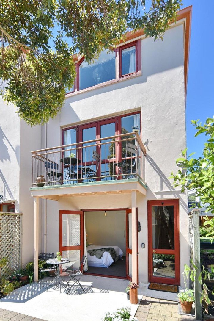 Central Akaroa Retreat - Balcony And Parking -Tumeke Akaroa - Akaroa
