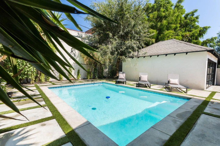 Modern Bungalow With A Pool In Larchmont Village - Burbank, CA