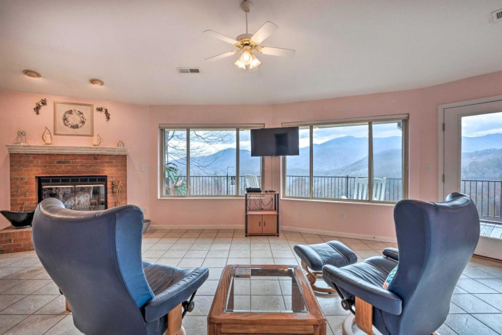 Apt W/ Wraparound Deck & Epic Views In Burnsville! - North Carolina