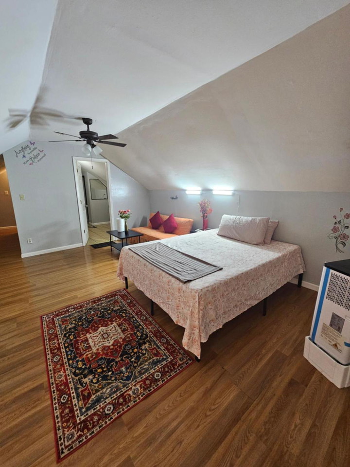 Spacious Attic Room With Attach Bath In University City - St. Louis, MO