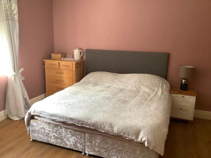 Two Bedrooms, One Super King Bedroom,plus Two Single Beds Plus Cot & One Double Bedroom, Plus Two Single Beds With Private Bathroom For Up To 2 Adults & 6 Children Under 14 & 1 Infant - Llandudno