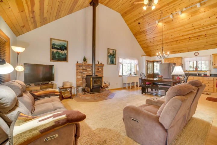 Relax Fireside + Play Games! Hiker’s Haven In Pine -