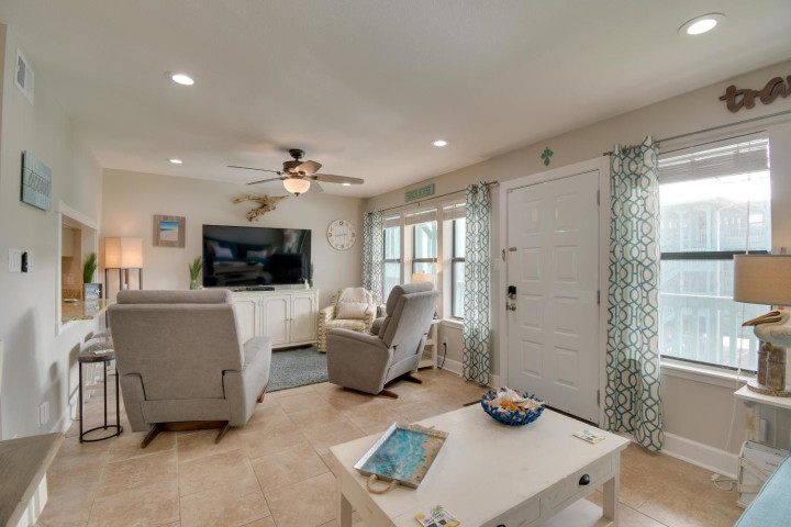Vibrant Gulf Shores Getaway W/ Pool & Beach Access - Gulf Shores, AL