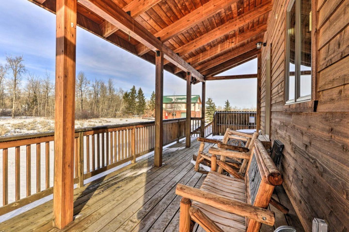 'Off The Beaten Path' Cabin W/ Mtn Views & Hot Tub - Montana