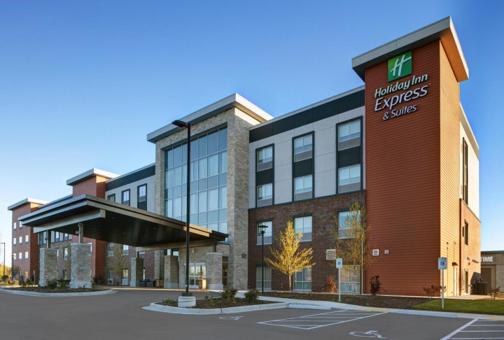Holiday Inn Express & Suites - Milwaukee - Brookfield By Ihg - Wauwatosa, WI