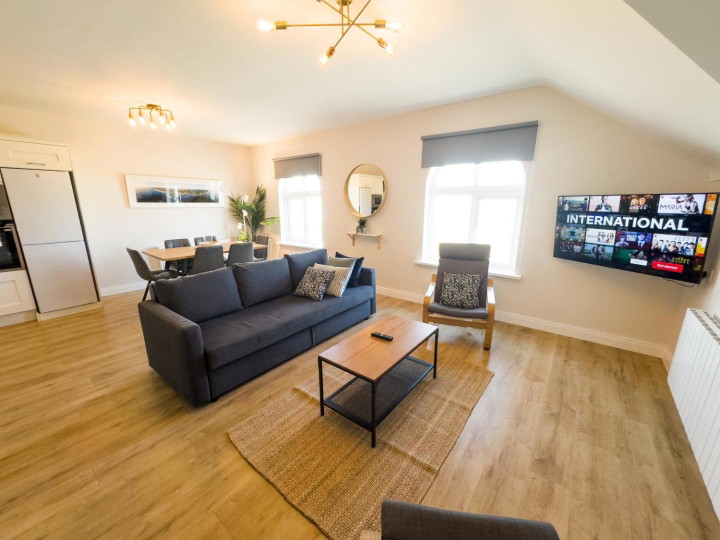 Luxury 2-bedroom Apartment Overlooking The Beach - Ierland