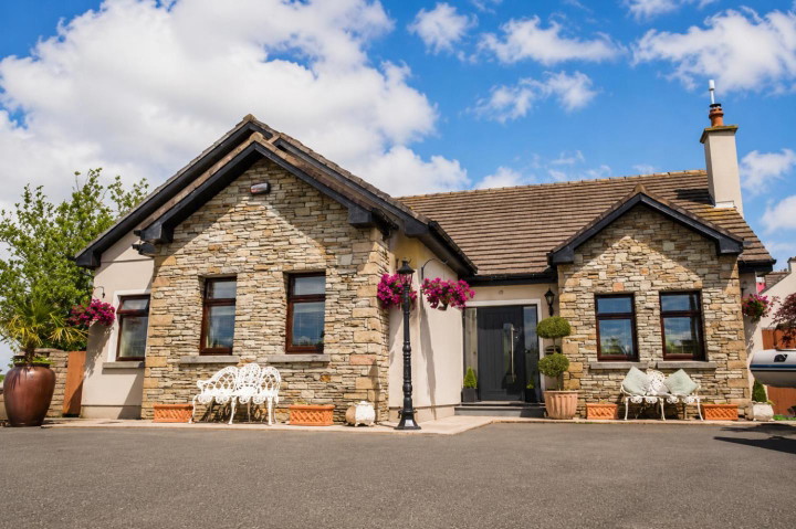 Charlettes Lodge - Cobh
