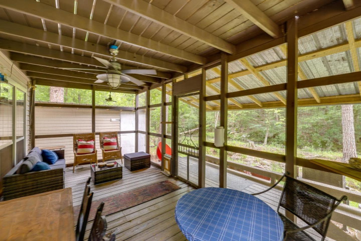 Off-grid Creekside Cabin Near Lake Jordan - Alabama