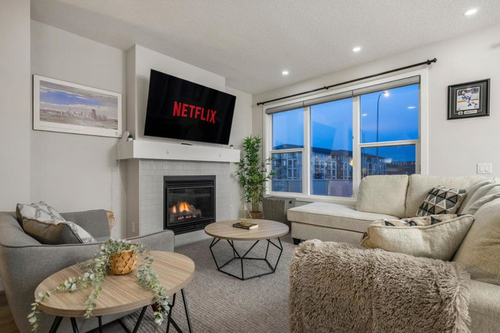 Sage Hill 3br Home In Nw Calgary – King Bed, 2 Living Rooms, Sleeps 9 - Calgary