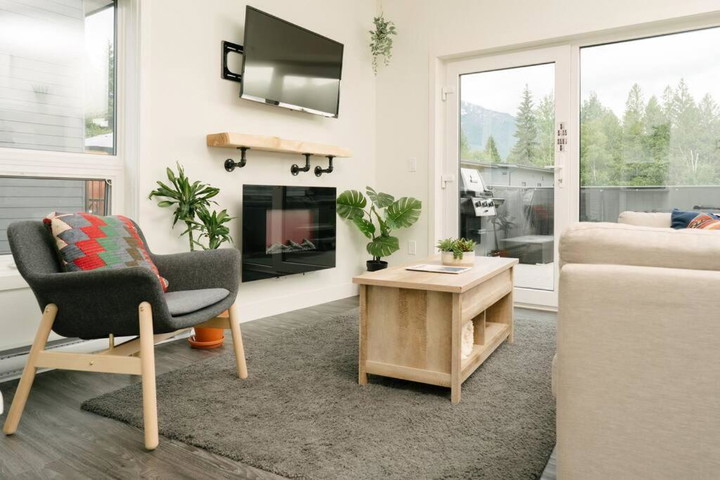 The Nest - Condo With Hot Tub & Bbq - Revelstoke