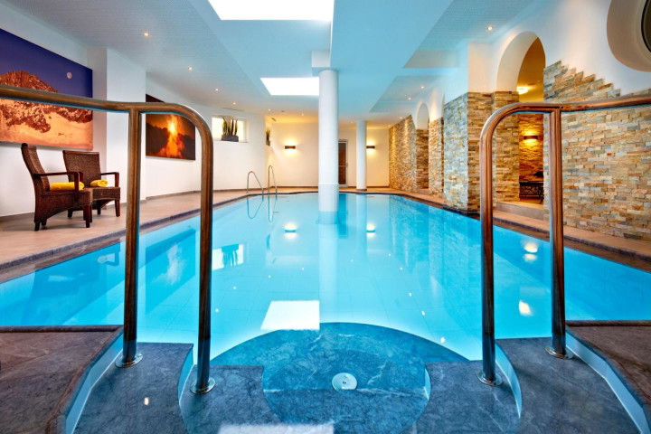 Hotel Tauernhof - Culinary Experience I Wellness Oasis I Summer Card I Mountain Views I Kids' Playroom I Central Location - Kaprun