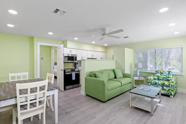 Charming Suite With Balcony And Bikes At Historic Sandpiper Inn - Sanibel, FL