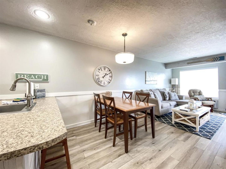 Inn Building Condo 203, Remolded With Lake View - Garden City, UT