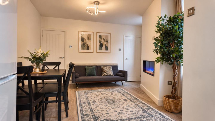 New Stylish Modern Home & Free Parking! - Bolton