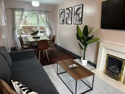 Luxurious Three-bedroom Family Home With Free Parking - Sheffield