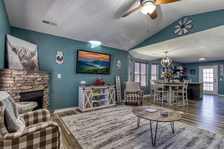The Mason Jar, Hot Tub, Wifi, 560 Free Tickets Each Paid Day - Pigeon Forge, TN