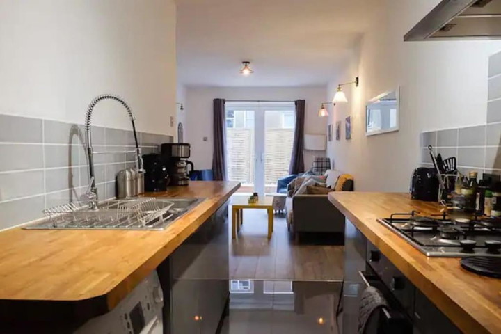 Spacious Two Bedroom, Two Bathroom Beach Nest With Garden - Battle