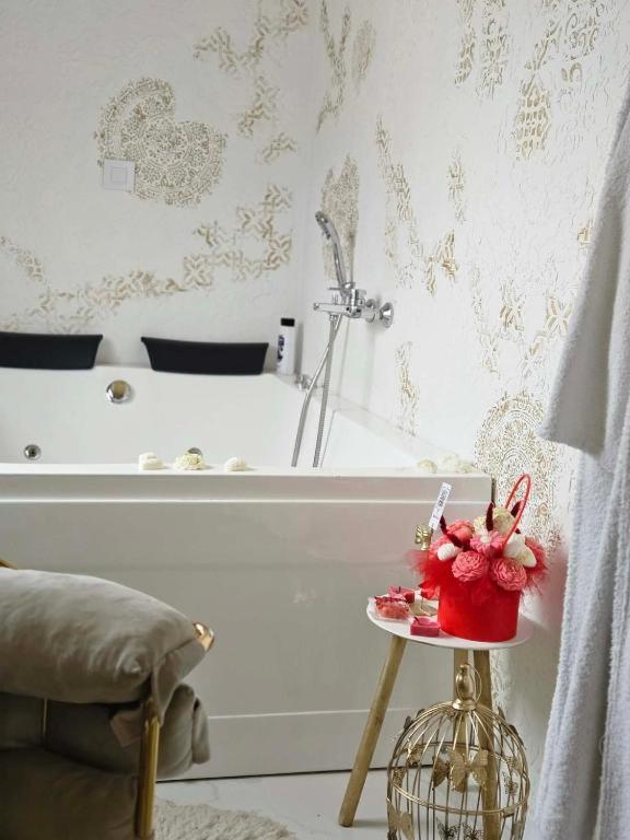 Jacuzzi Rooms Andjela White And Gold - Subotica