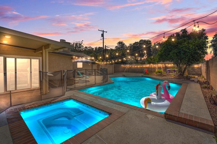 Hot Tub - Pool - Firepit - Gameroom - Sleeps 12! - Fontana, CA