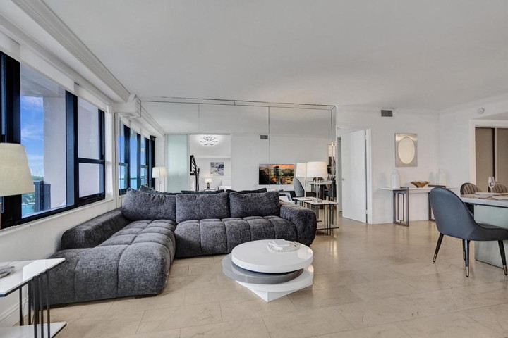 Stylish Ocean Beach Retreat Beach Service 1009 - Miami Beach, FL