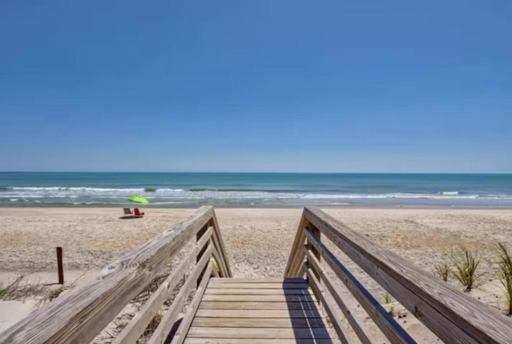 Bombastic Home - Steps To Beach - Gamerm - Hot Tub - Pet Friendly - Surf City, NC