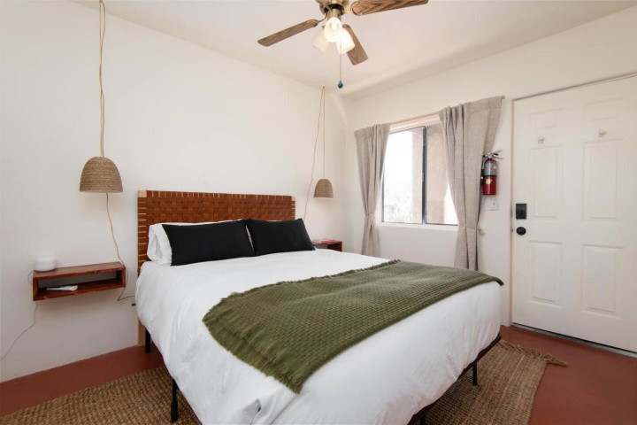 Desert Lily - Room 3 With Shared Pool Access - California