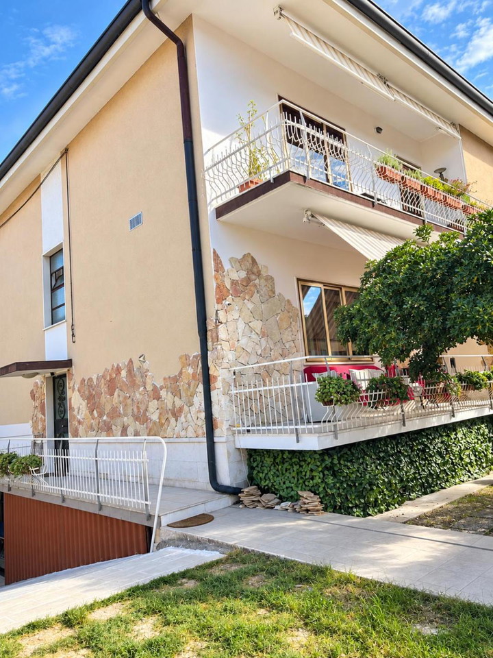 Venetian Style Apartments In Villa - Gardasee