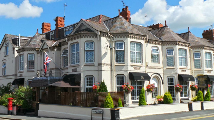 Brookside Hotel & Residents Bar , Cozy Lounge Areas & Terrace ,Suitable For Solo Travelers Couples Educational Groups Families & Contractors Welcome - Chester