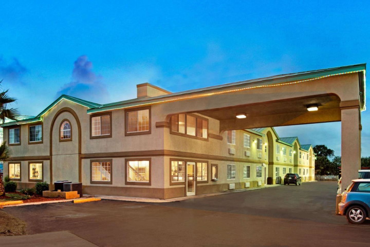 Days Inn By Wyndham San Antonio Airport - San Antonio, TX