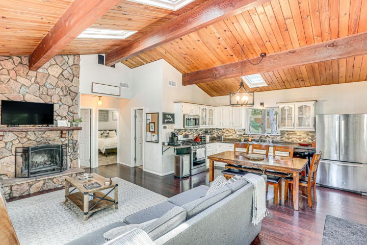 1 Mi To Lake: Crestline Cabin W/ Deck + Gas Grill! - Lake Gregory Regional Park, CA