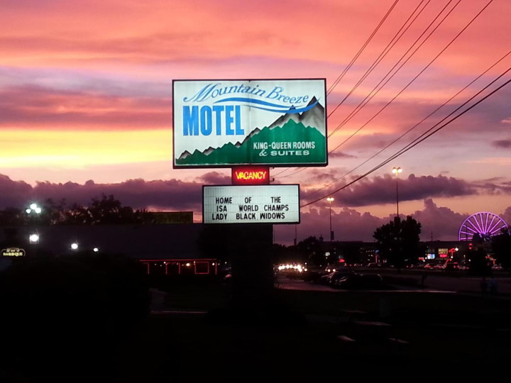 Mountain Breeze Motel - Sevierville, TN