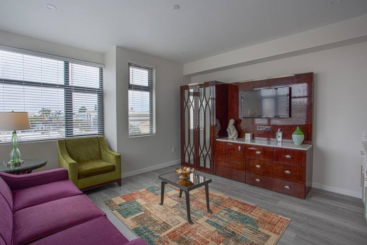Cali King Size One Bedroom Luxurious Suite In Dtsd - San Diego, CA